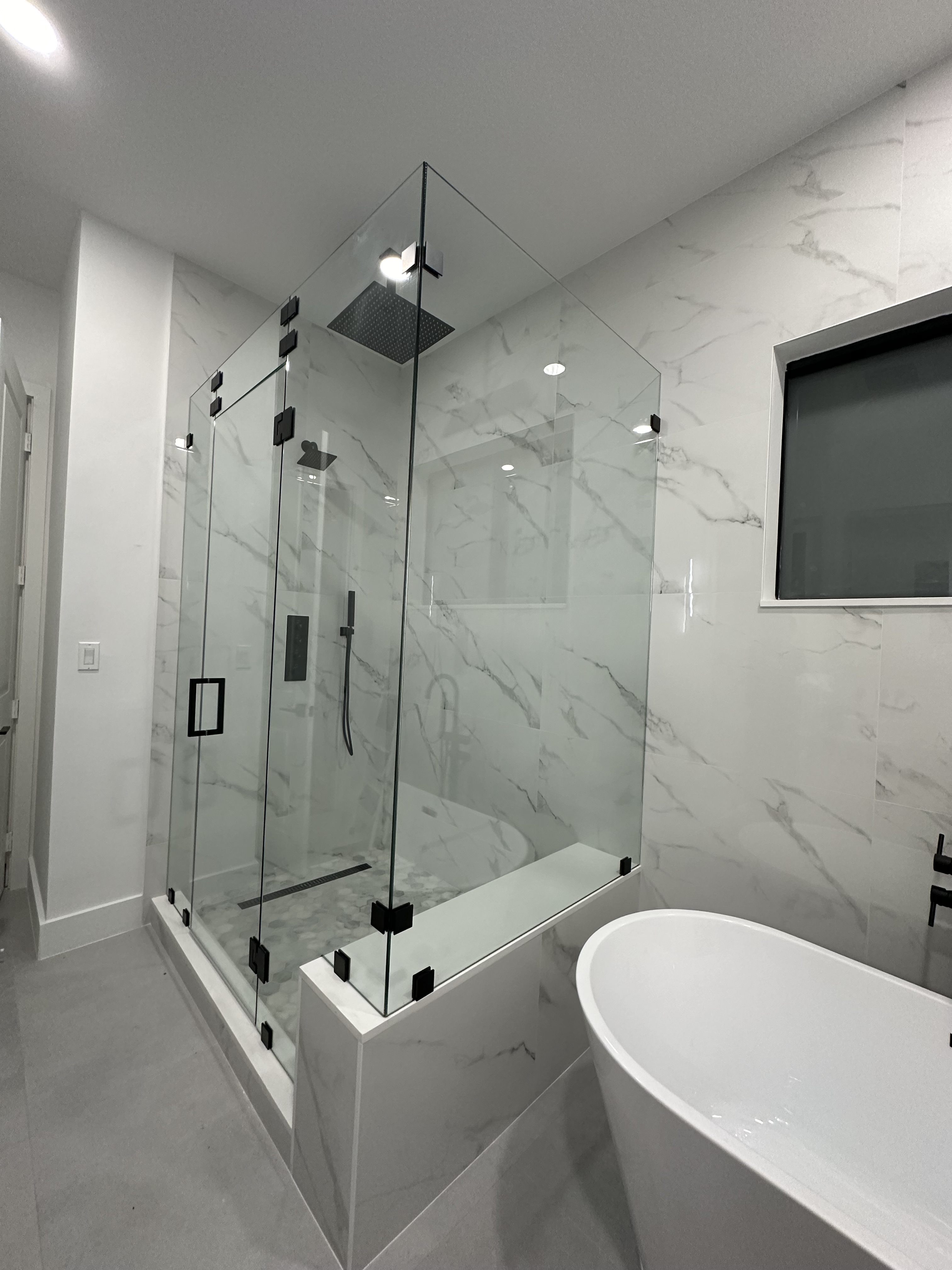 Customizable Glass Tub Enclosures for Modern Bathrooms – Frameless ...